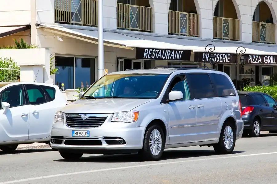 Lancia Voyager - minivan klasy średniej - samochody.pl